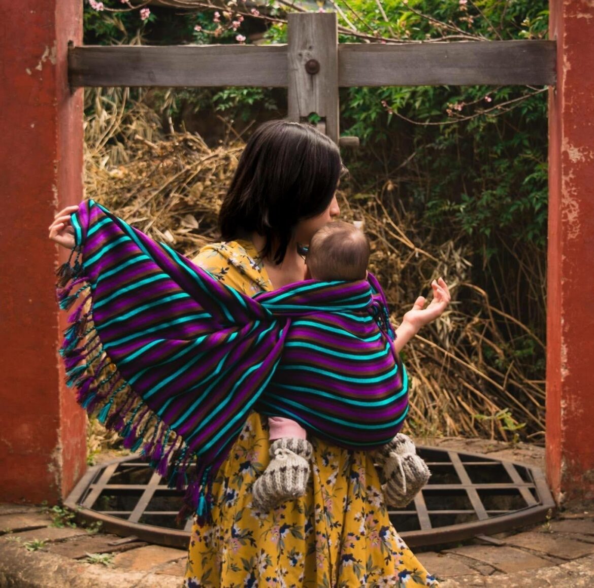 Cargado de bebé a la cintura, una tradición viva de las indígenas de ...